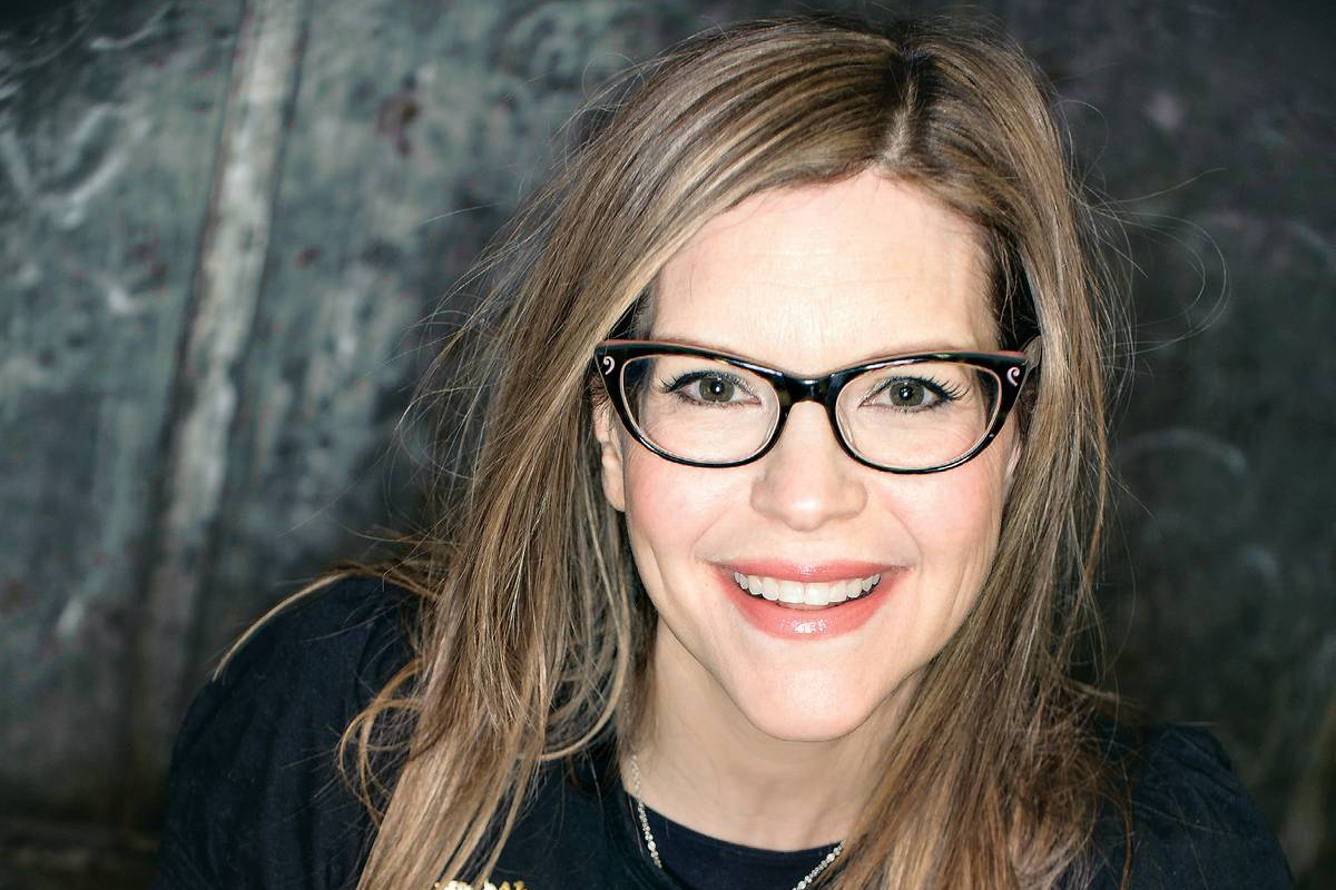 Lisa Loeb Brings '90s Nostalgia and Music to Mamaroneck