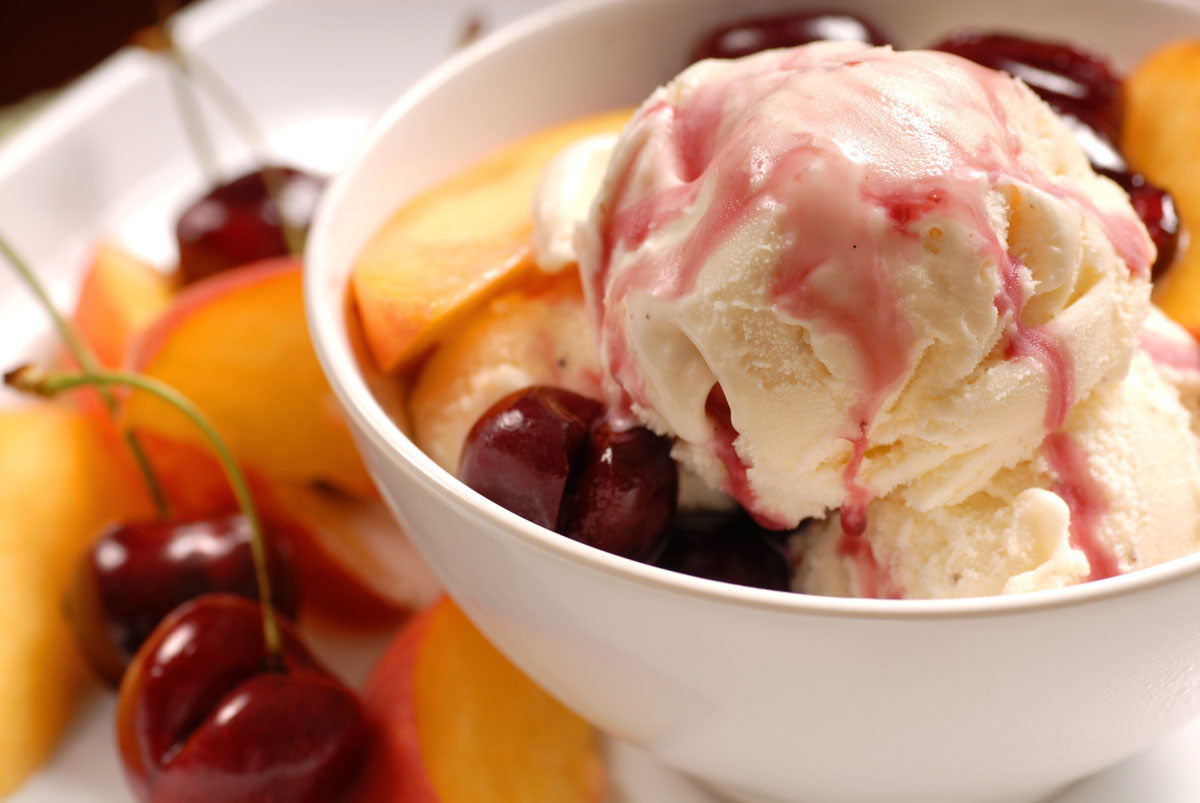 This Manhattan Sundae With Peaches Is an Ideal Summer Dessert