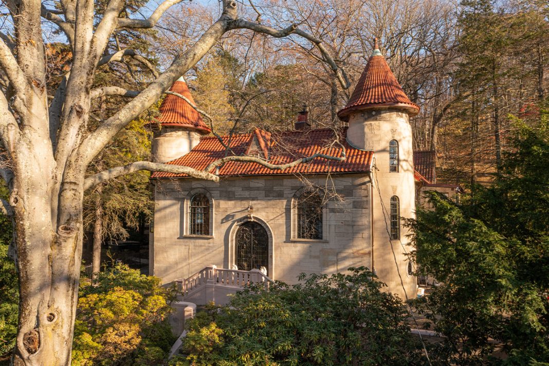 Villa Keen Castle Is for Sale in Westchester